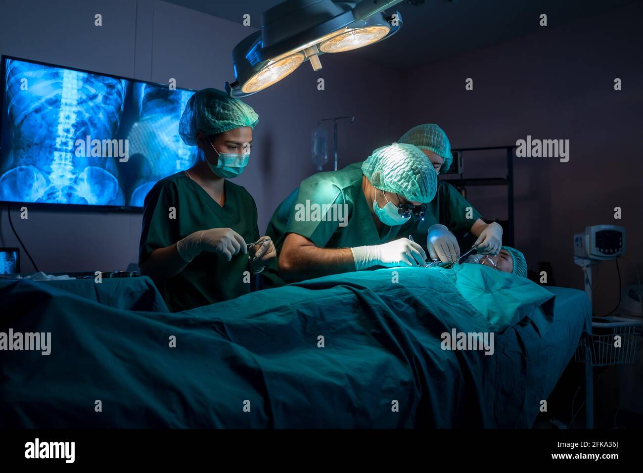 Surgical theatre with woman hi-res stock photography and images - Alamy