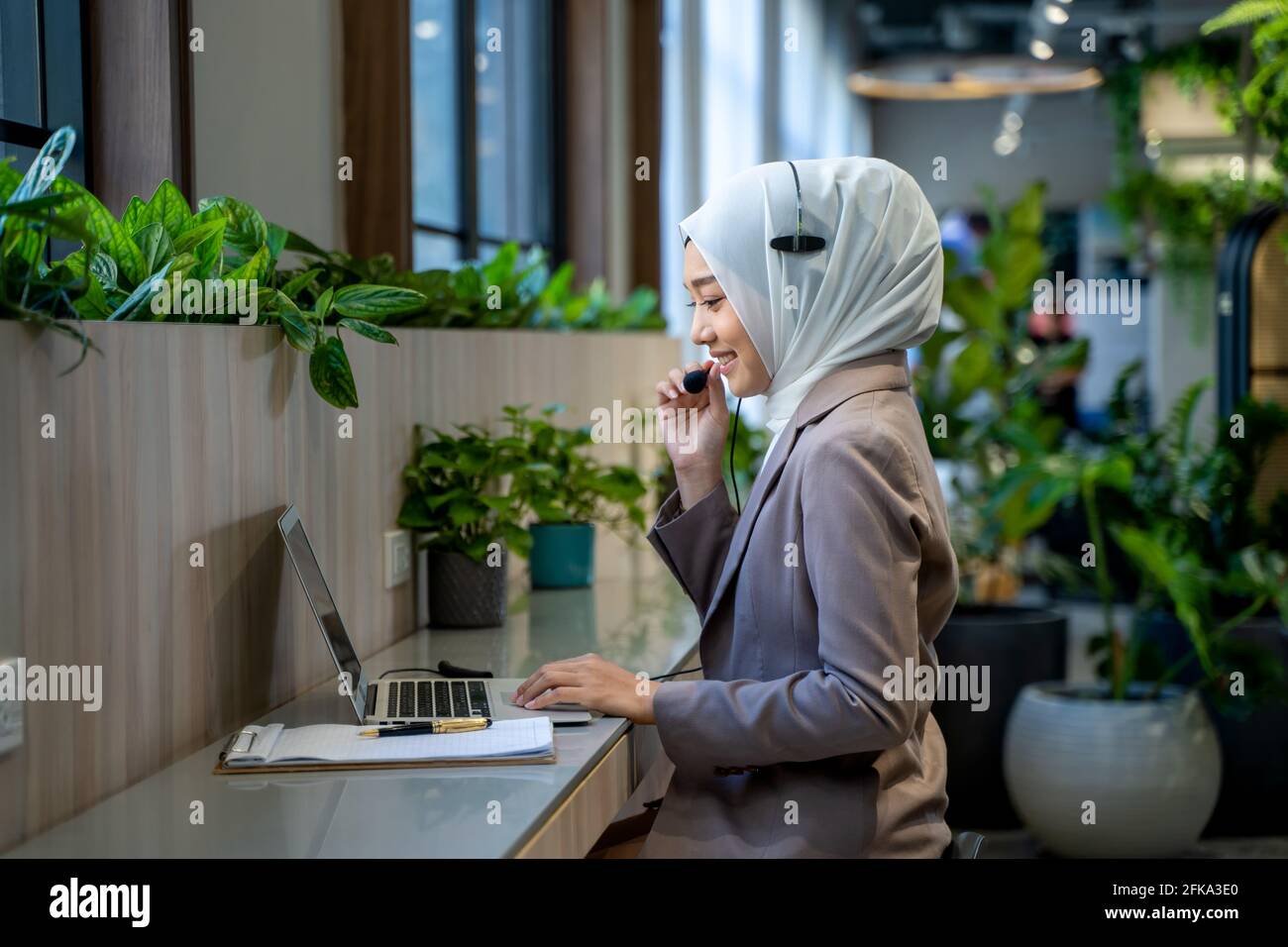 Indian Employee Technology High Resolution Stock Photography and Images ...