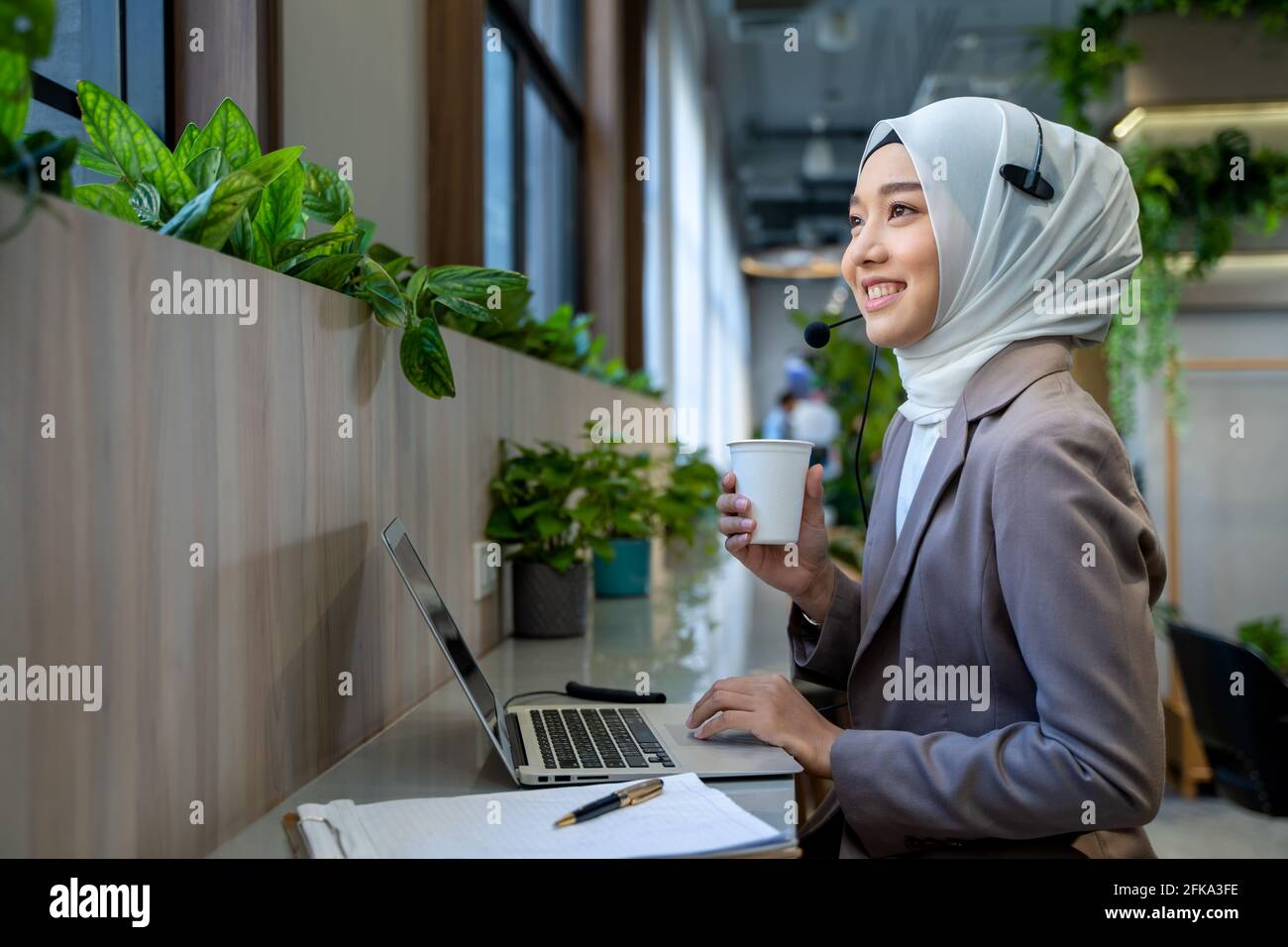 Women muslim office hi-res stock photography and images - Alamy
