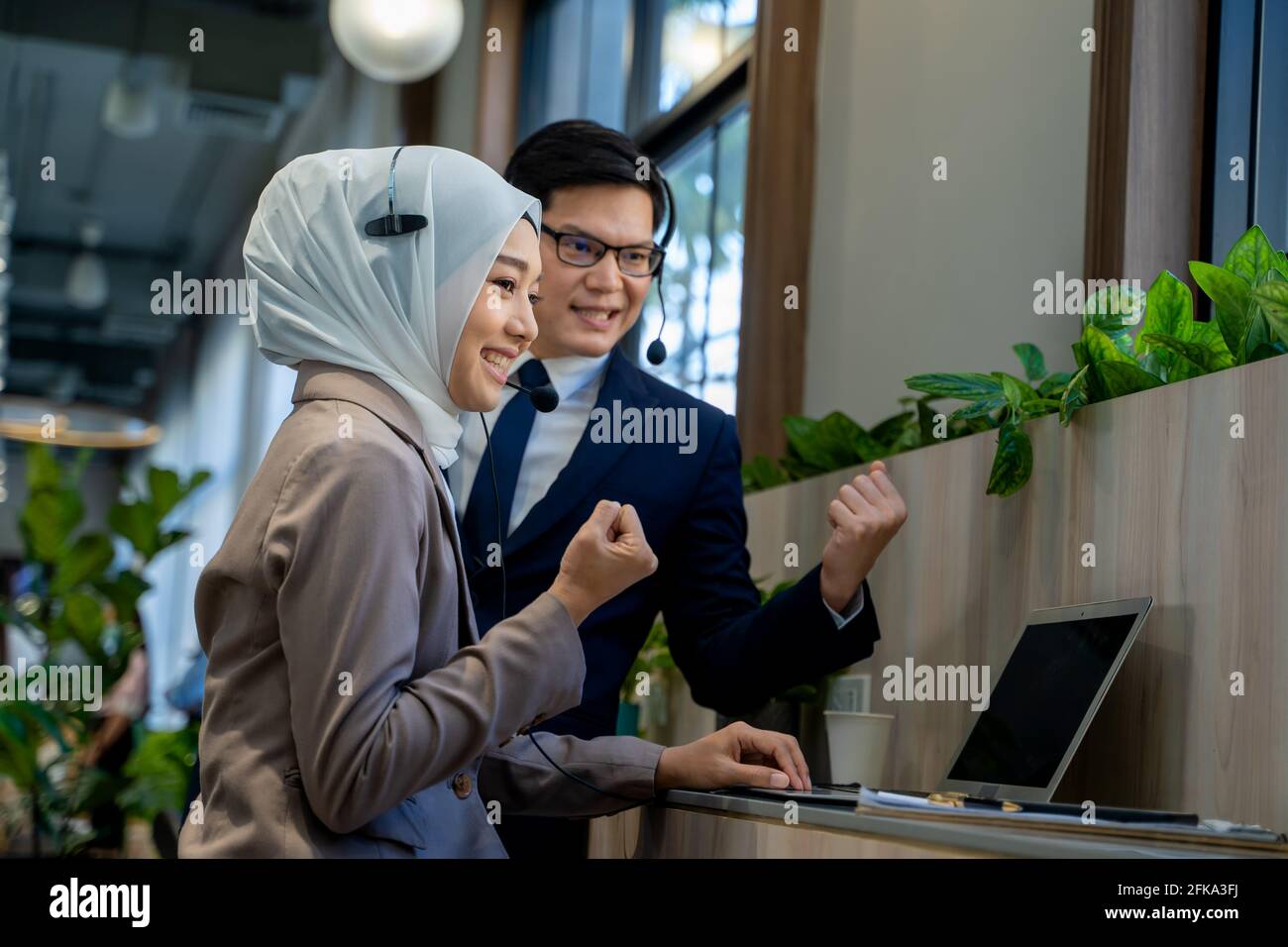 Professional muslim women hi-res stock photography and images - Alamy