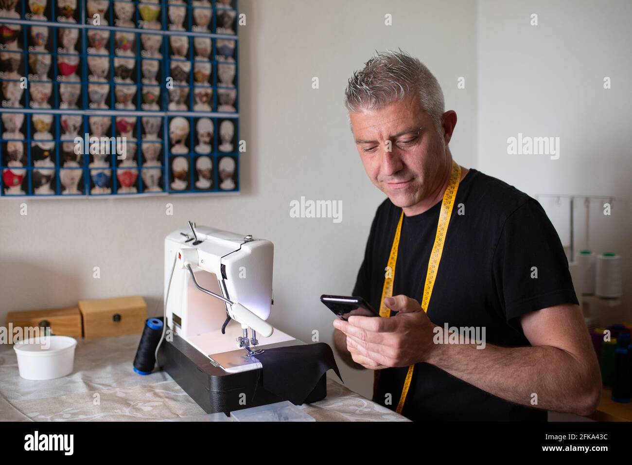 Tailor at sewing machine hi-res stock photography and images - Alamy