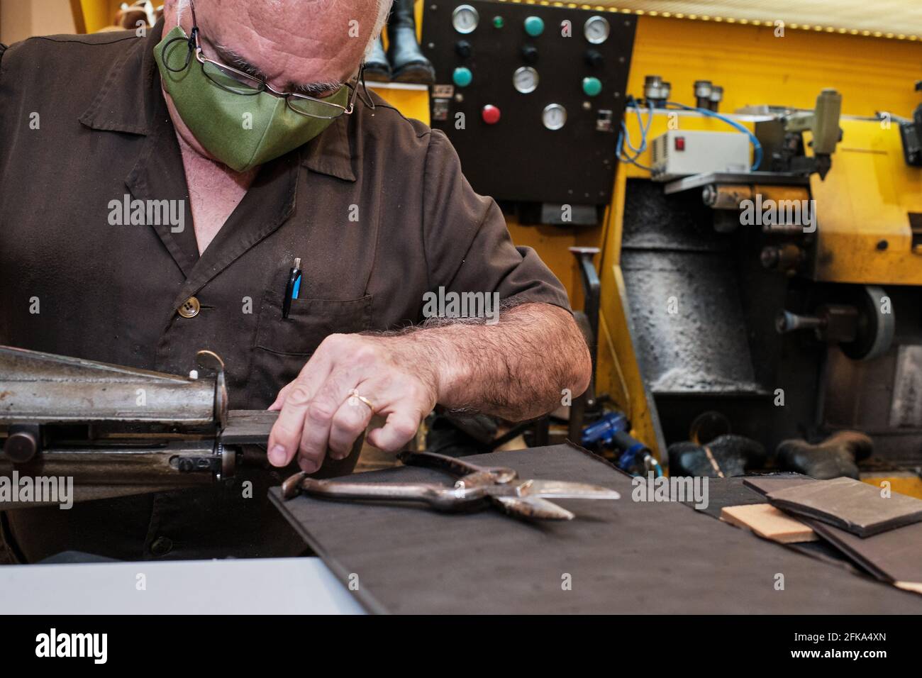Worker mask on face mechanism hi-res stock photography and images - Alamy