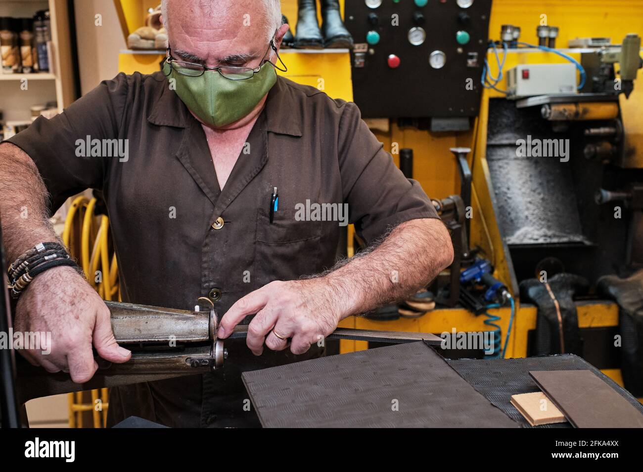 Worker mask on face mechanism hi-res stock photography and images - Alamy