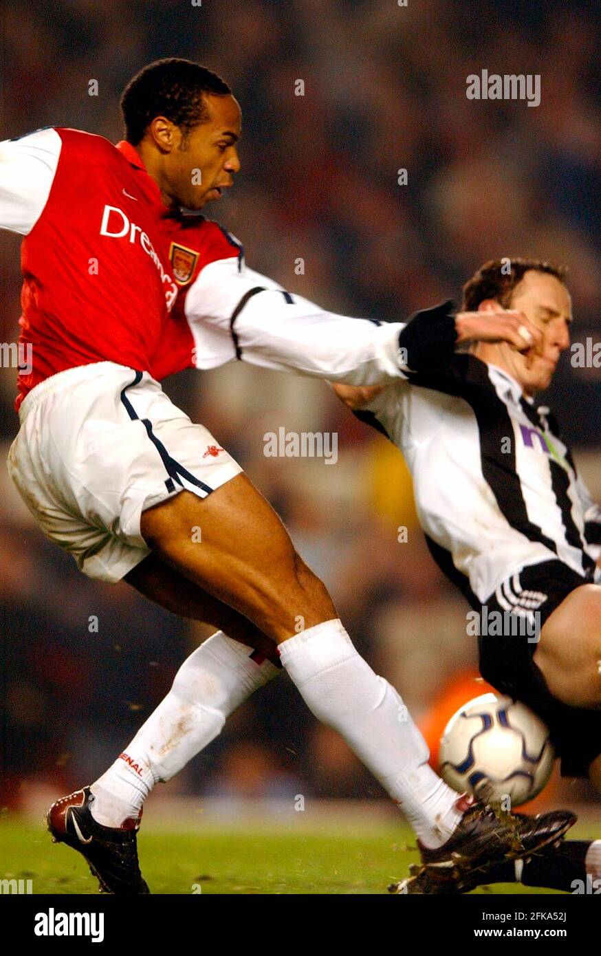 ARSENAL V NEWCASTLE 18/12/2001 PICTURE DAVID ASHDOWN.FOOTBALL Stock ...
