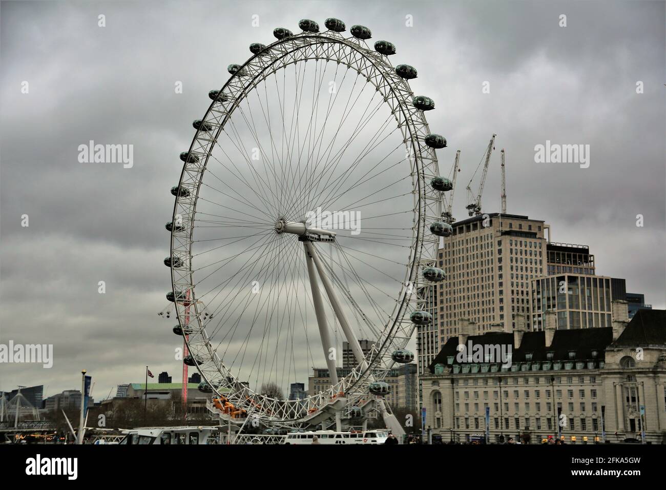 Gloomy city of london hi-res stock photography and images - Alamy