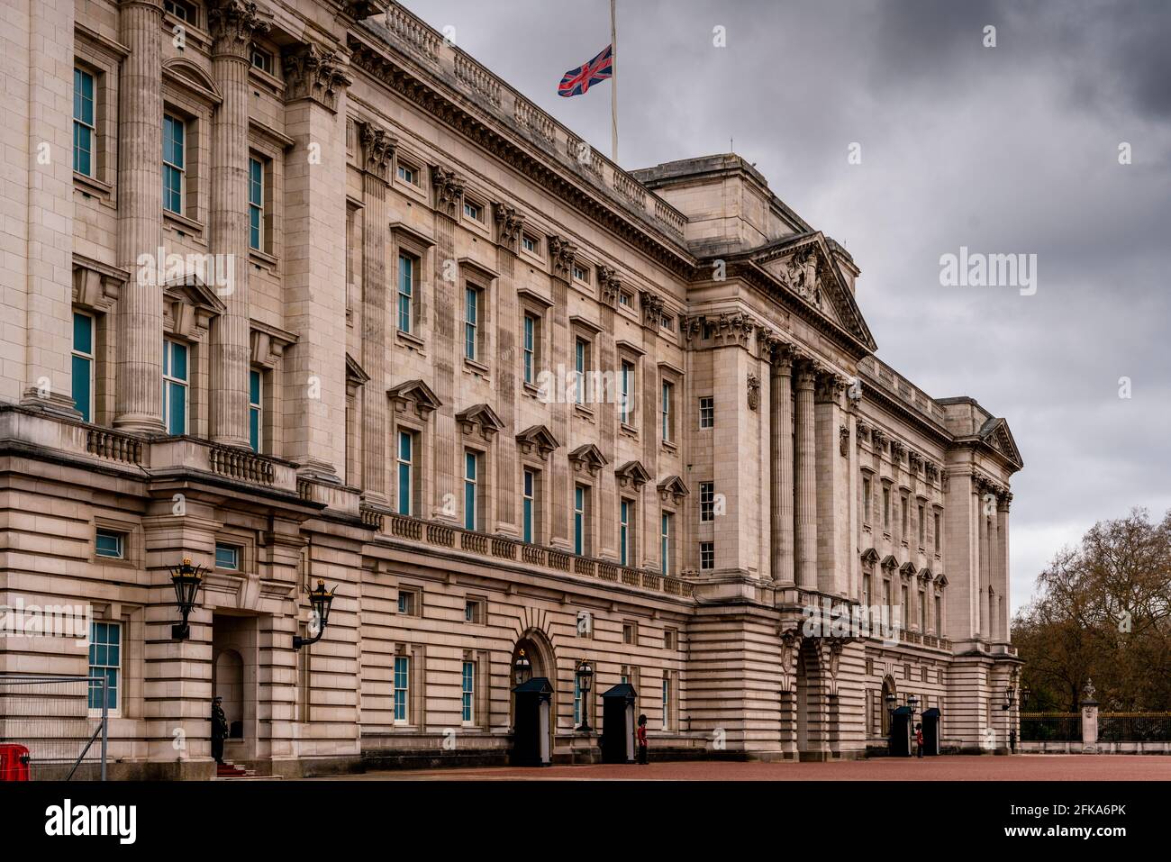Buckingham palace flag half mast hi-res stock photography and images ...