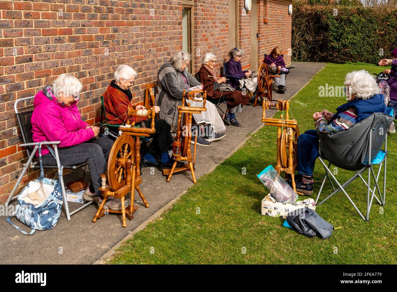 Women using spinning wheel hi-res stock photography and images - Alamy