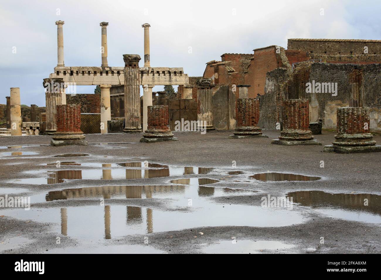 Pompeii forum hi-res stock photography and images - Alamy