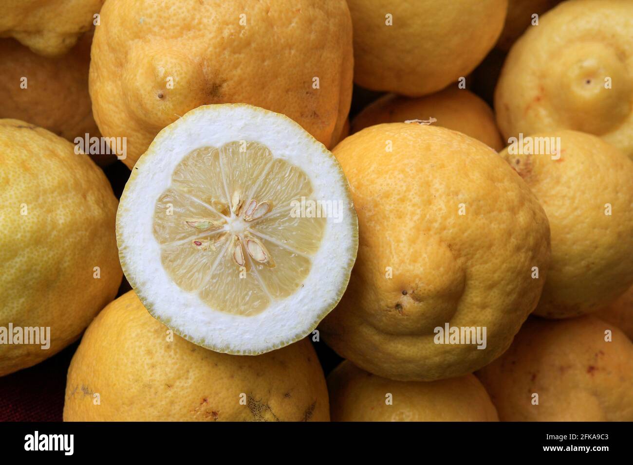 Lemon cross section close up hi-res stock photography and images - Alamy