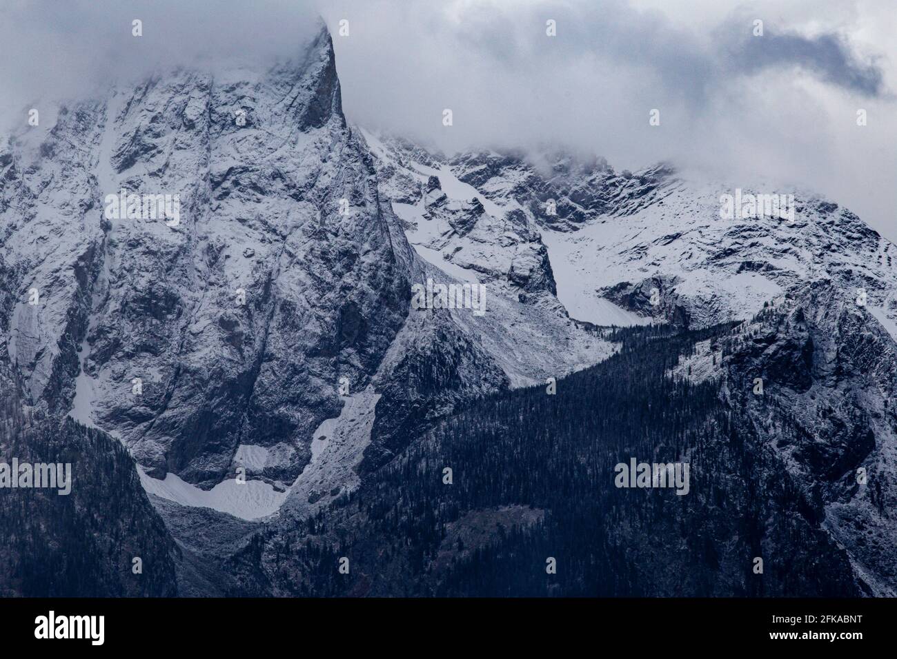 Grand Teton National Park, Wyoming, USA. 5th Oct, 2018. Snow covers the ...