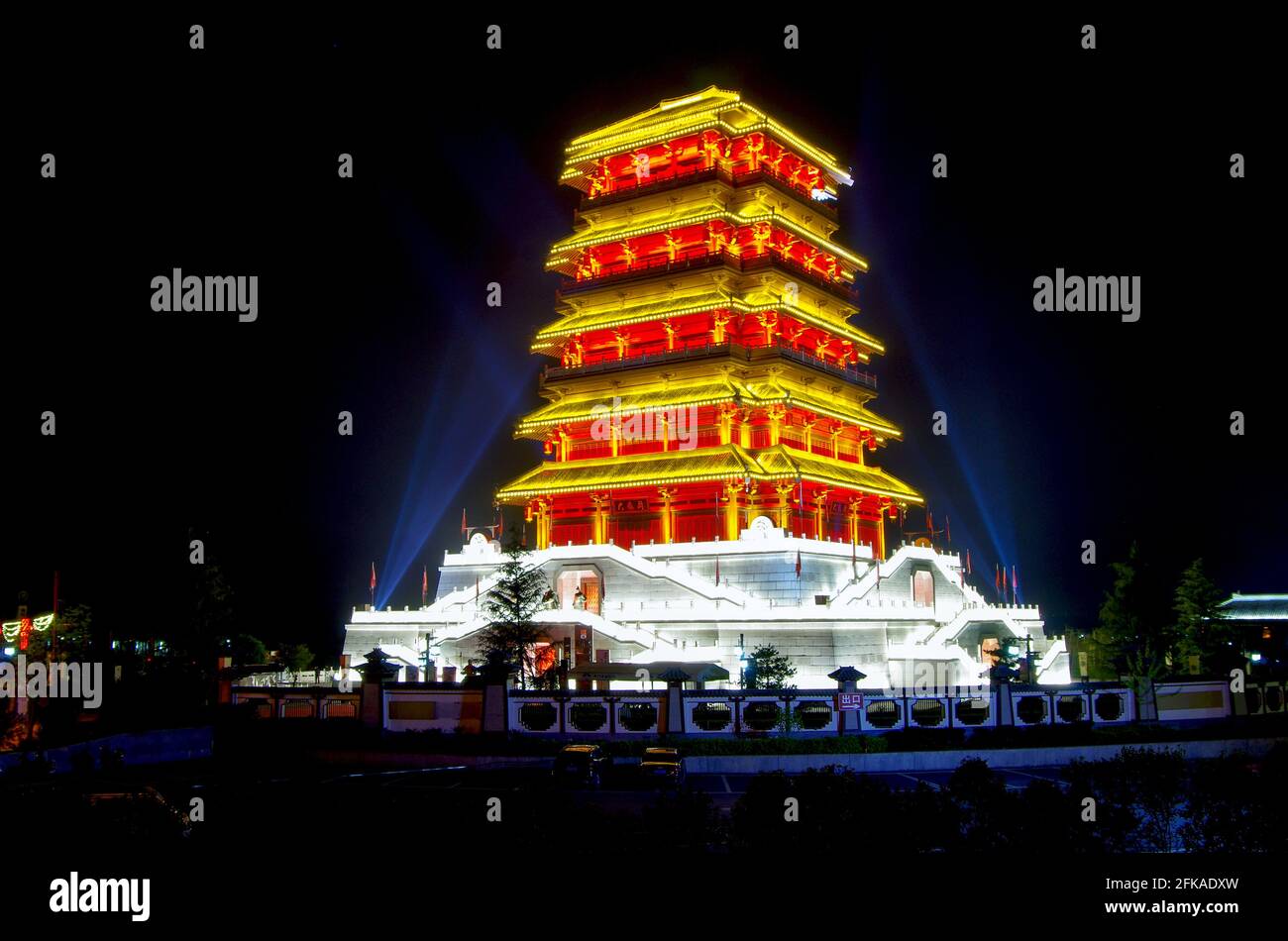 Xi 'an wind pavilion and Seoul Seoul lake lake at night Stock Photo - Alamy