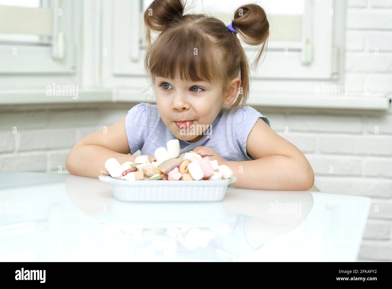 Girl With Marshmallows Hi res Stock Photography And Images Alamy