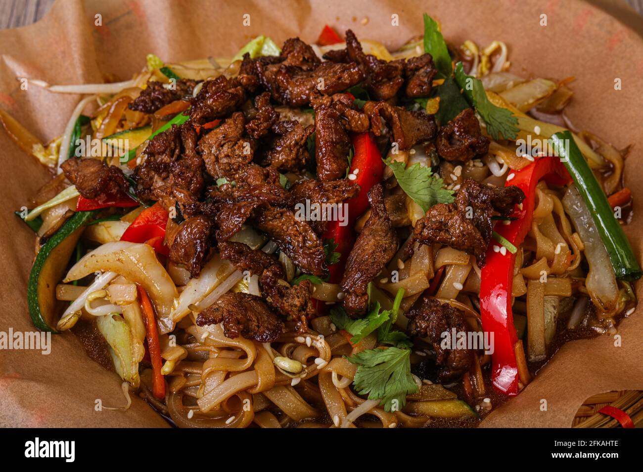 Asian cuisine - Wok with beef and vegetables Stock Photo - Alamy