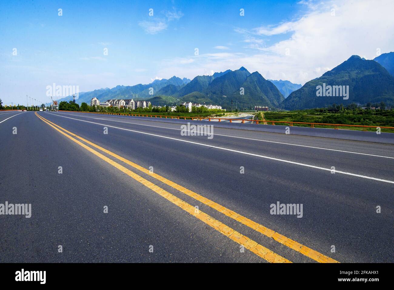 Round hill road hi-res stock photography and images - Alamy