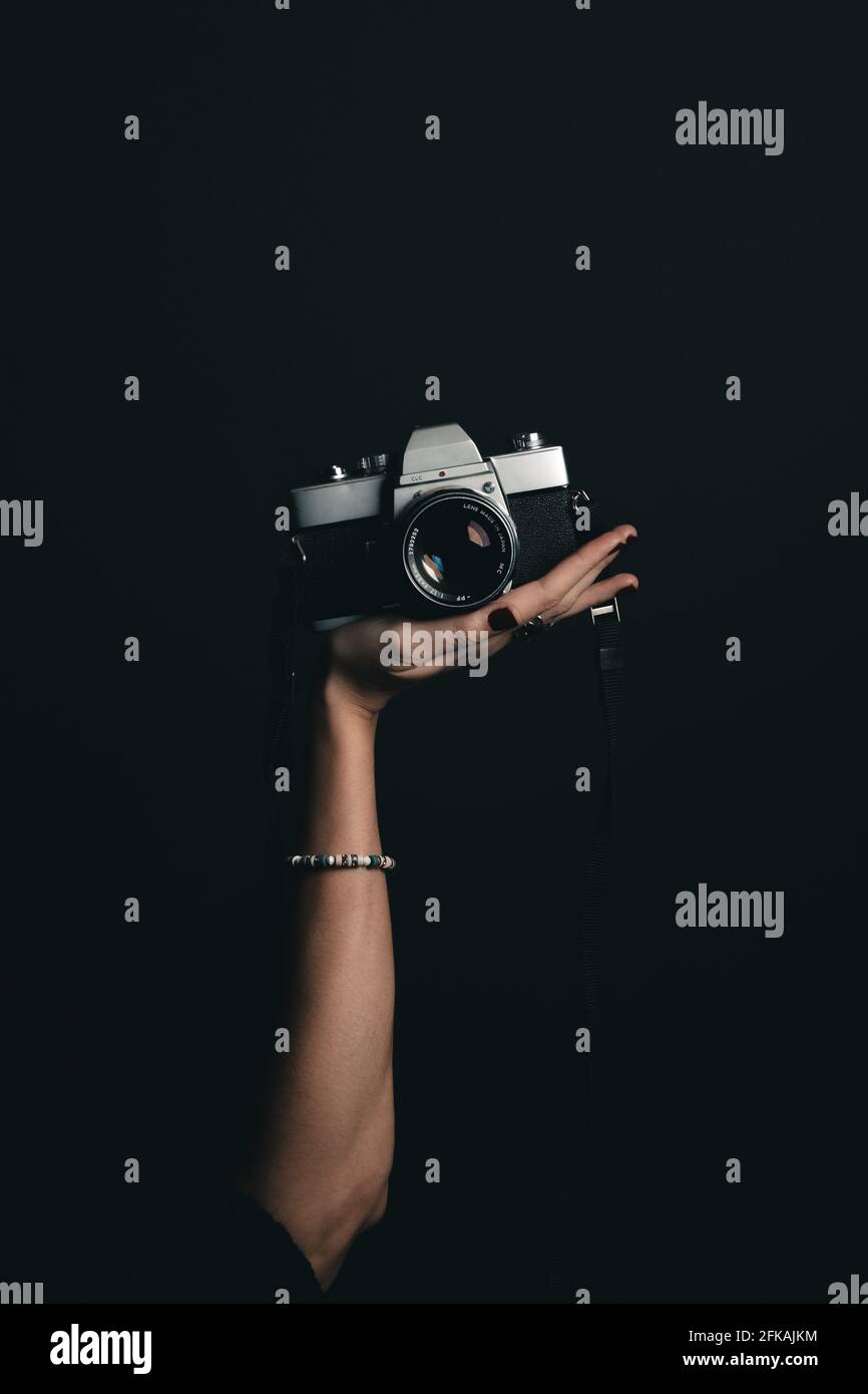 Womans hand holding camera hi-res stock photography and images - Alamy