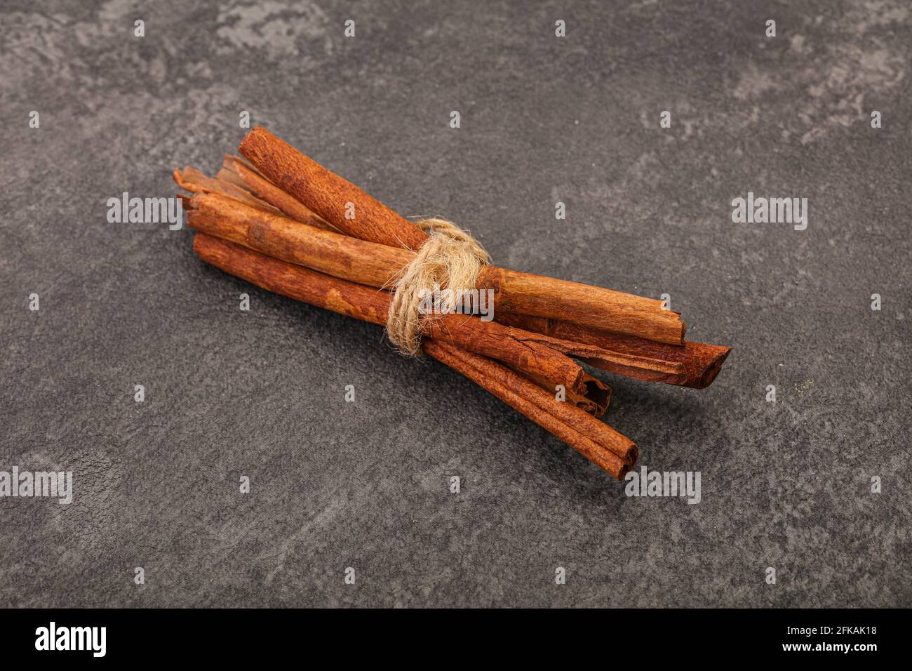 Aroma Cinnamon stick heap for cooking Stock Photo - Alamy