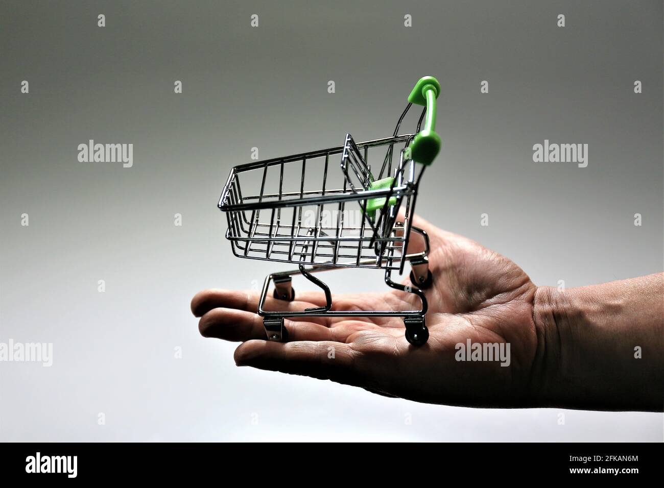 shopping cart in hand Stock Photo - Alamy