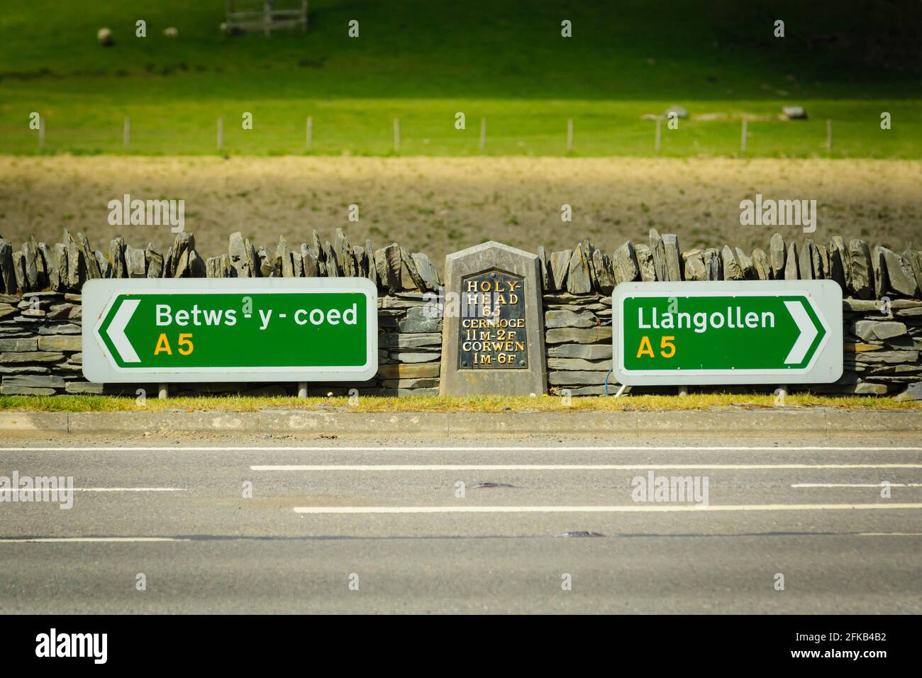 Welsh Road Signs High Resolution Stock Photography and Images - Alamy