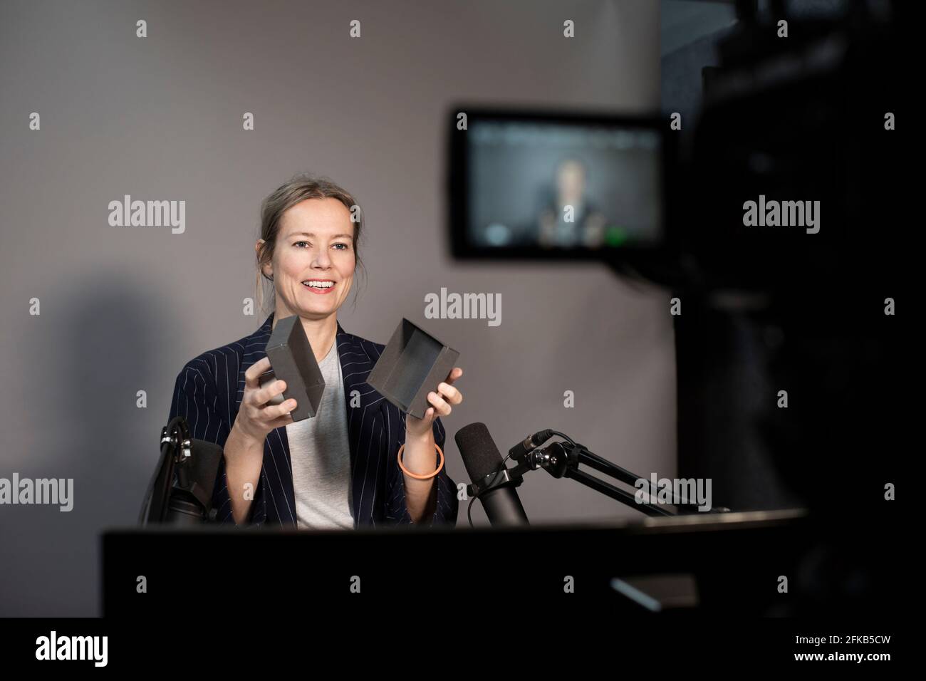 Explaining technology hi-res stock photography and images - Alamy