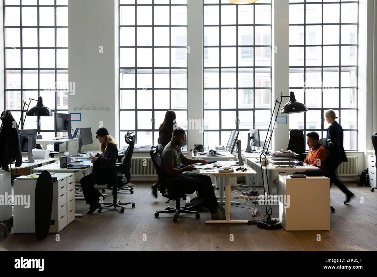 Five people working hi-res stock photography and images - Alamy