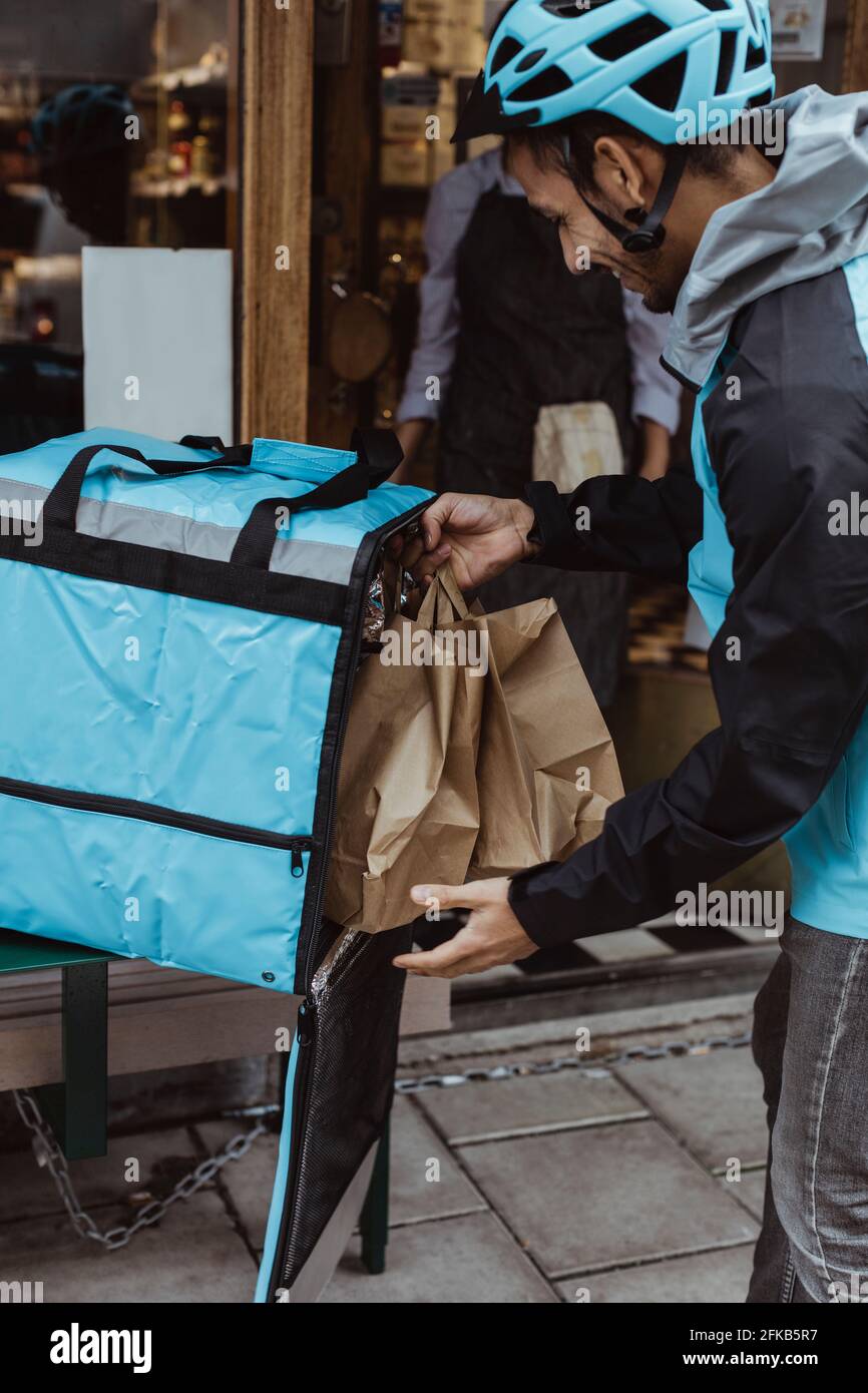 Order package hi-res stock photography and images - Alamy