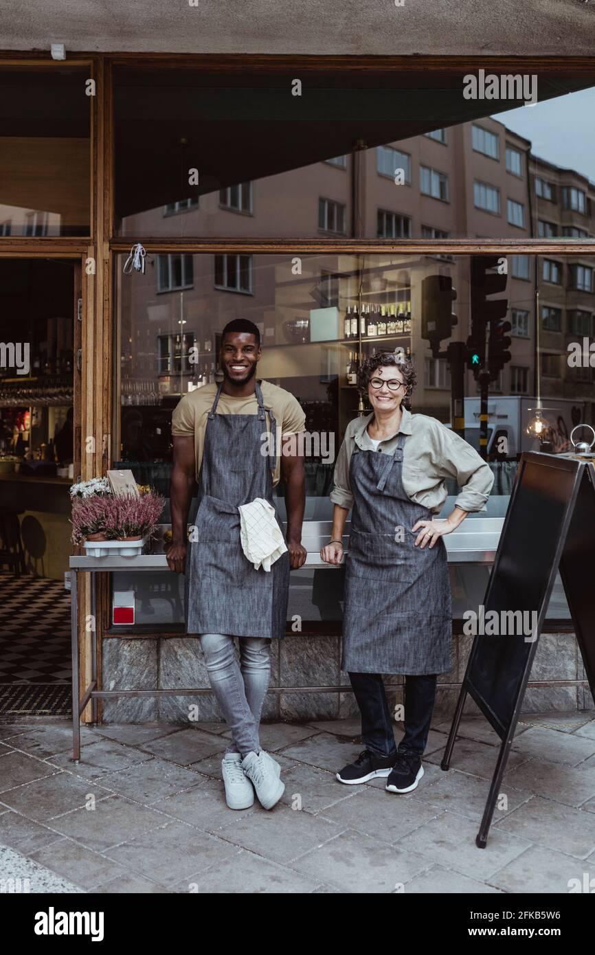 Grocery store employee smiling camera hi-res stock photography and ...