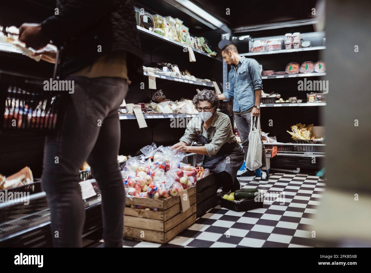 Customer employee store hi-res stock photography and images - Alamy