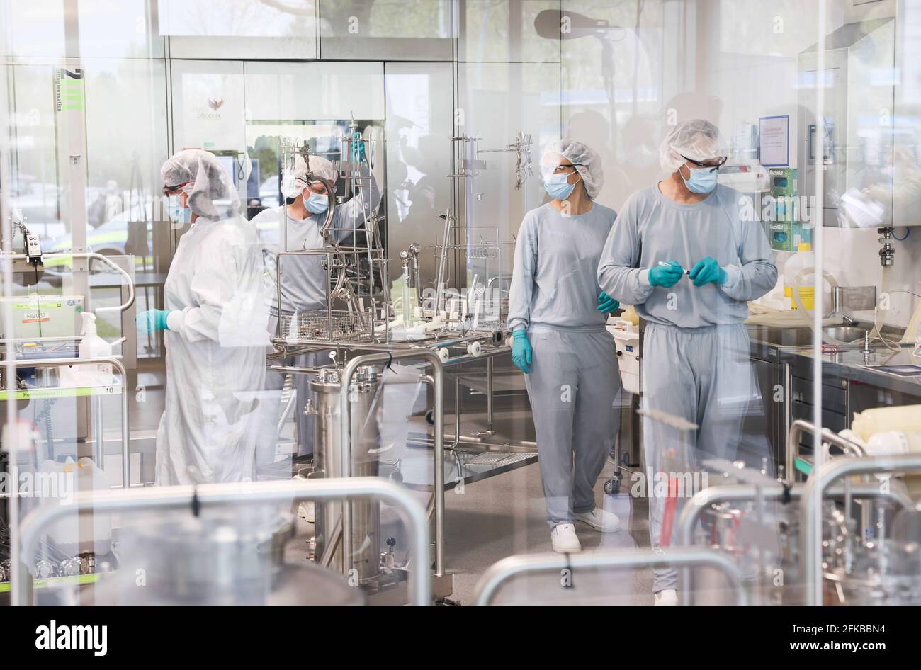Cleanroom facilities hi-res stock photography and images - Alamy
