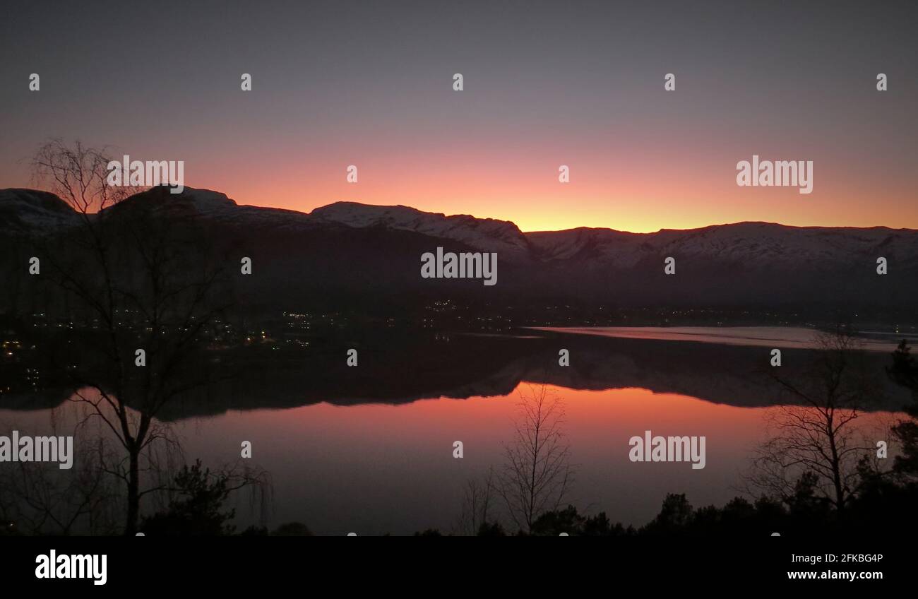 View sunset behind mountains hi-res stock photography and images - Alamy