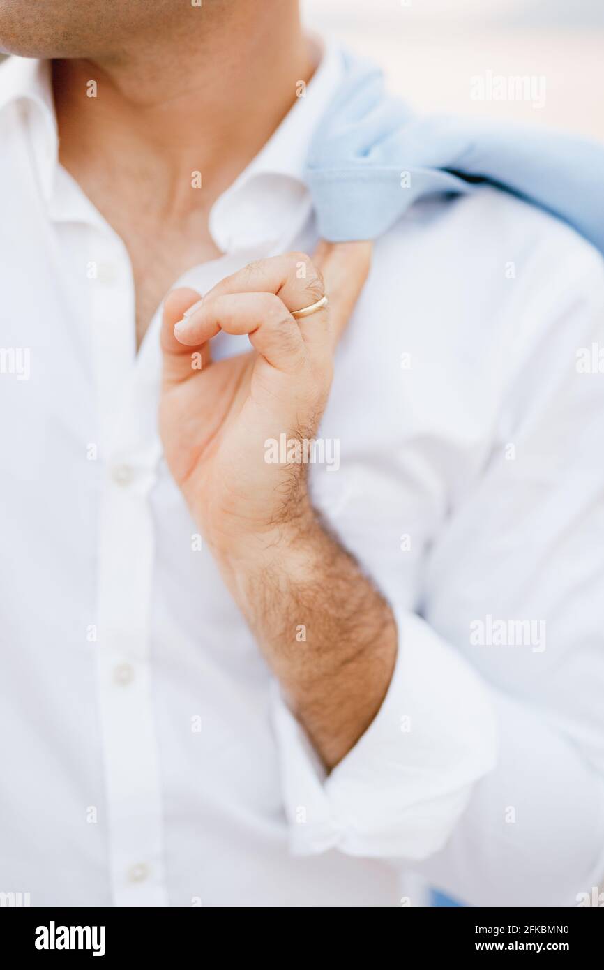 Jacket slung over shoulder hi-res stock photography and images - Alamy