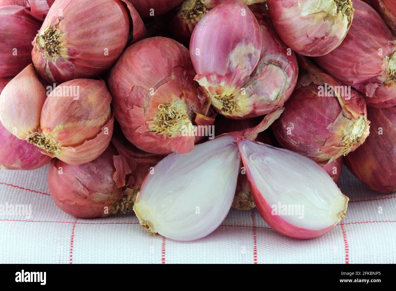 Closeup photo of Shallot bulbs cut in half Stock Photo - Alamy