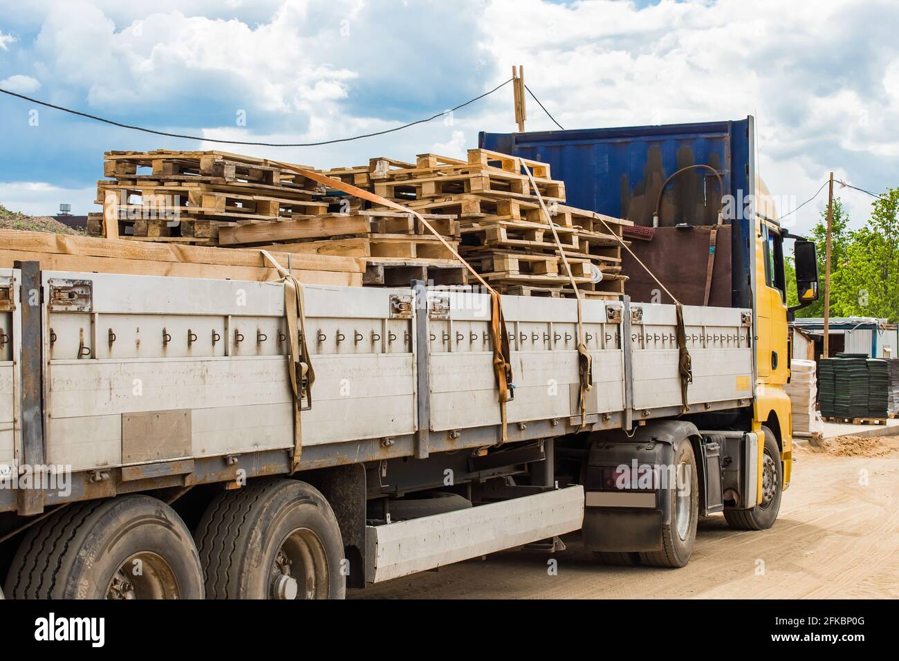 Truck load pallets hi-res stock photography and images - Alamy