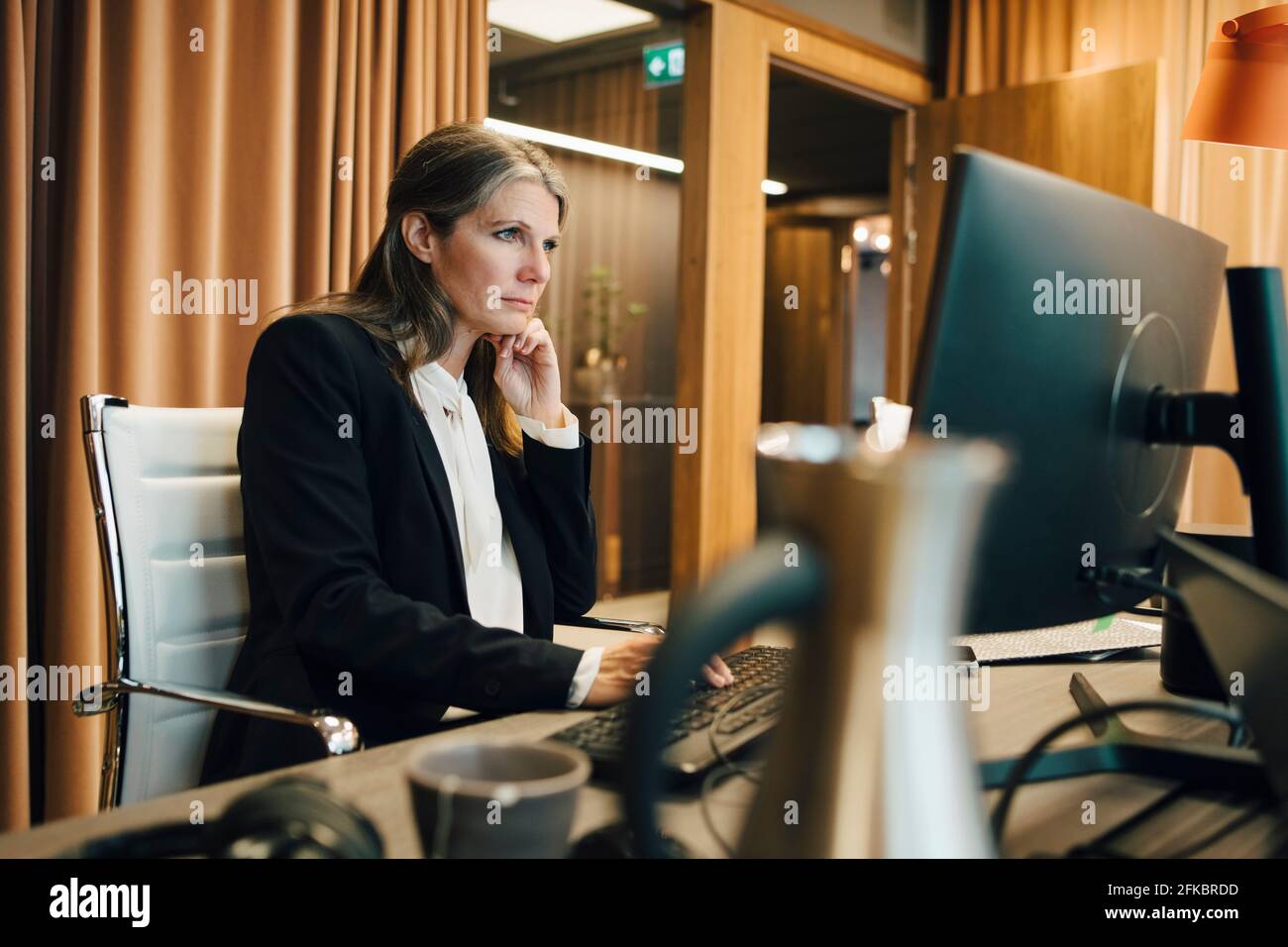 Working women hand hi-res stock photography and images - Alamy