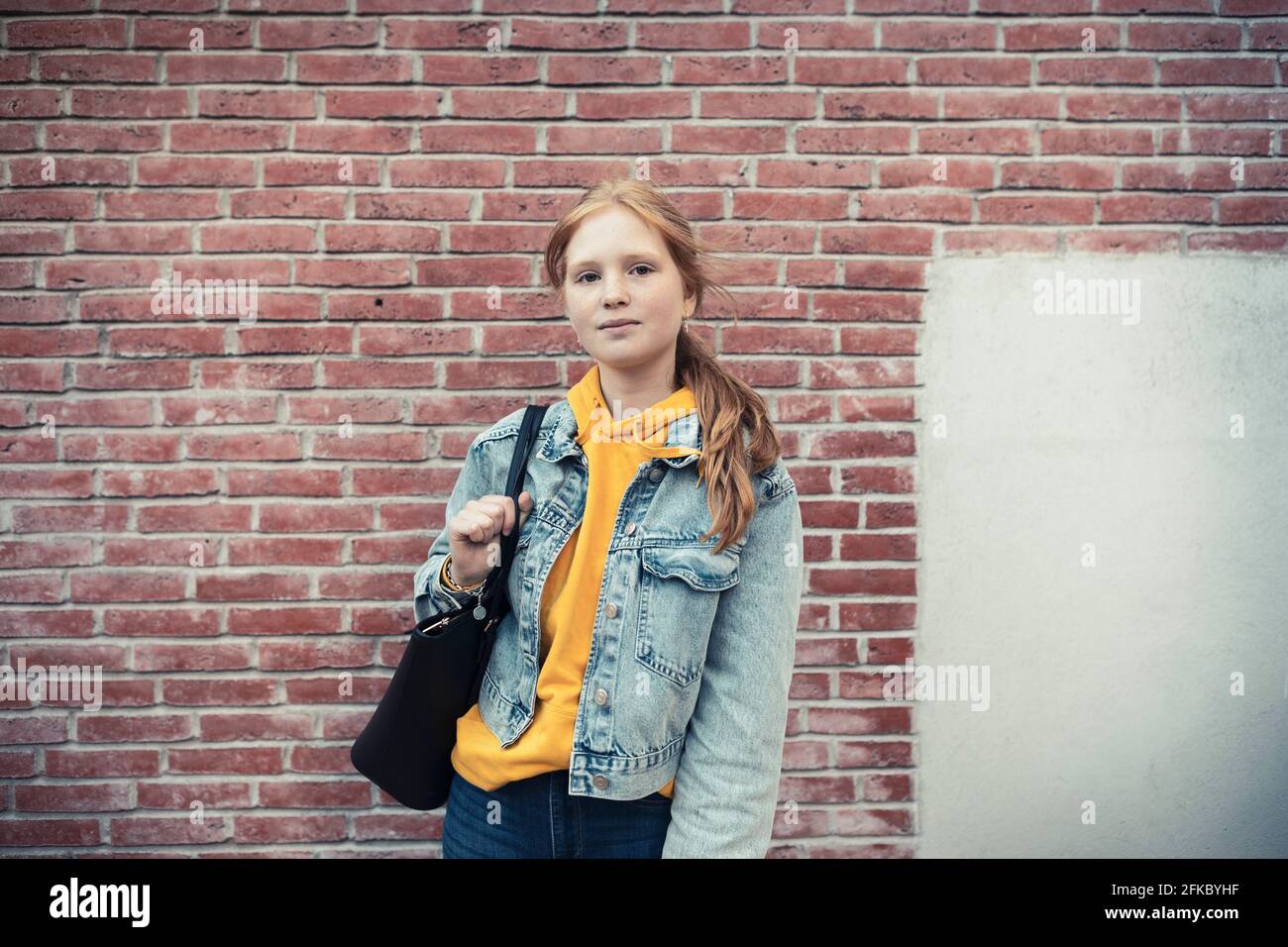 Girl against brick wall hi-res stock photography and images - Alamy