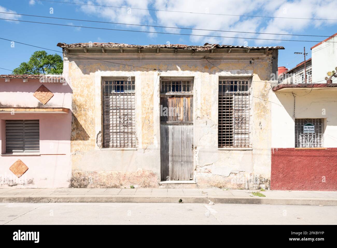 Old worn out house hi-res stock photography and images - Alamy