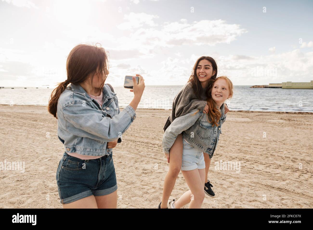 Piggyback friends beach hi-res stock photography and images - Alamy