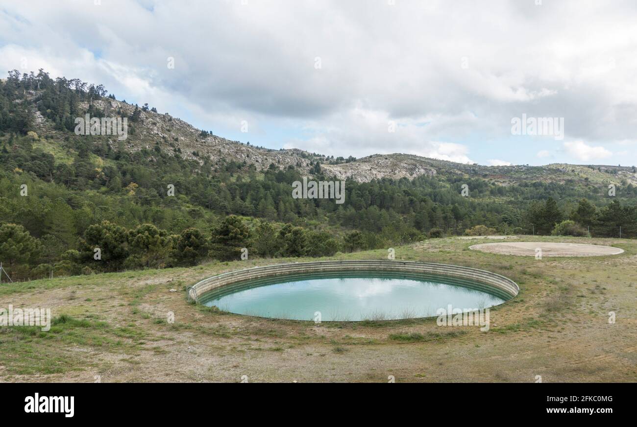 Water basin hi-res stock photography and images - Alamy