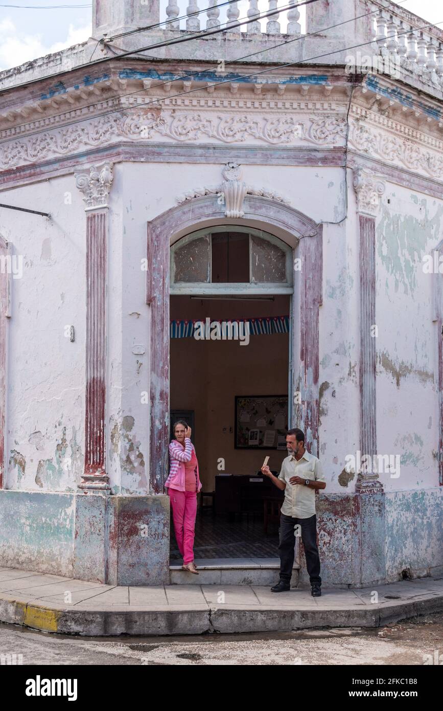 Cuban people talking in a city corner Stock Photo - Alamy