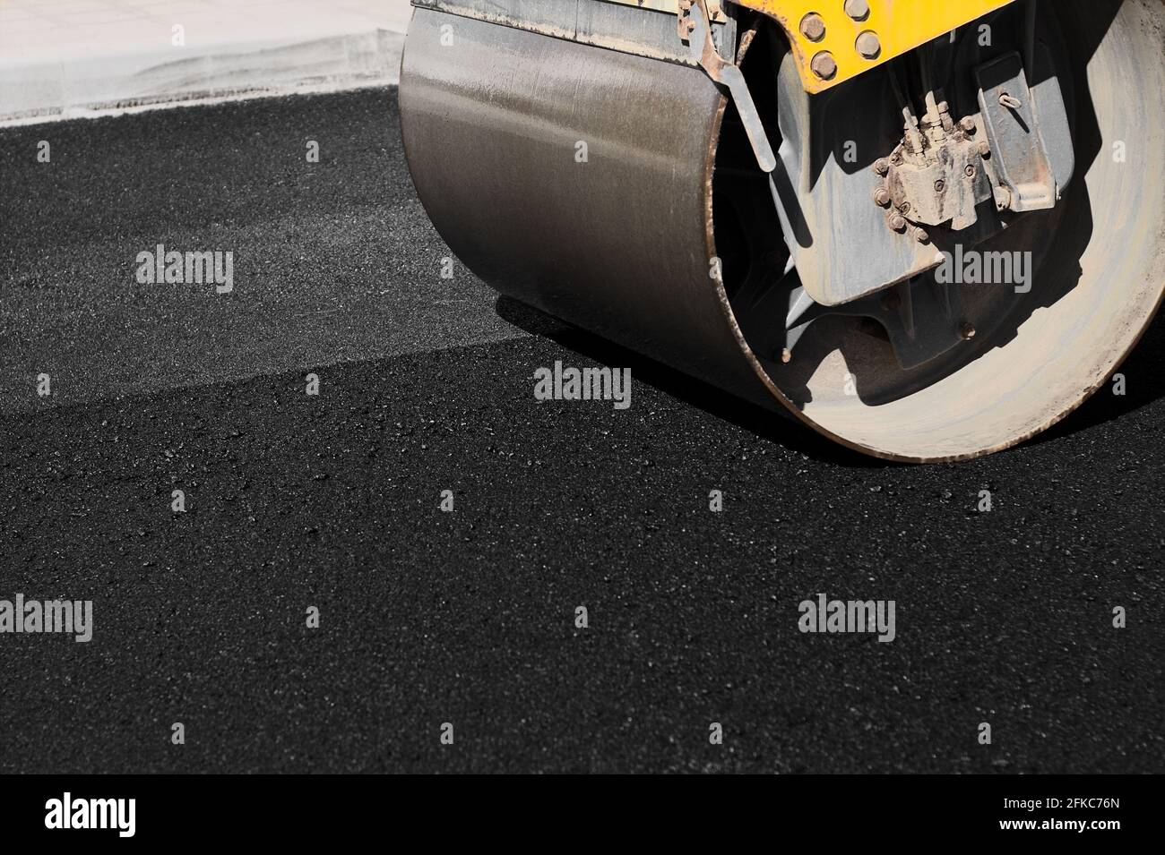 Asphalt tar road roller compacting machine asphaling rolling lane layer ...