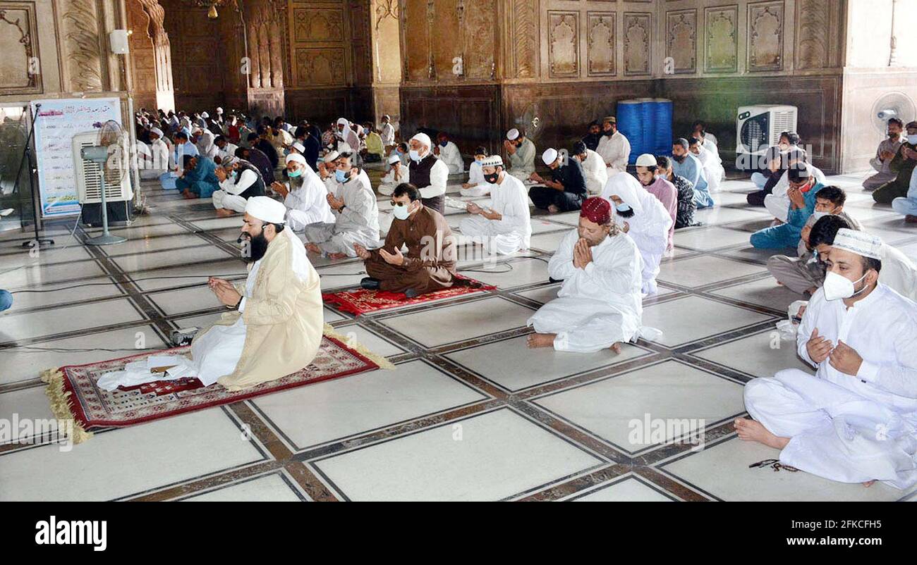 Ruet-e Halal Committee Chairman and Khateeb of Lahore's famous Badshahi ...