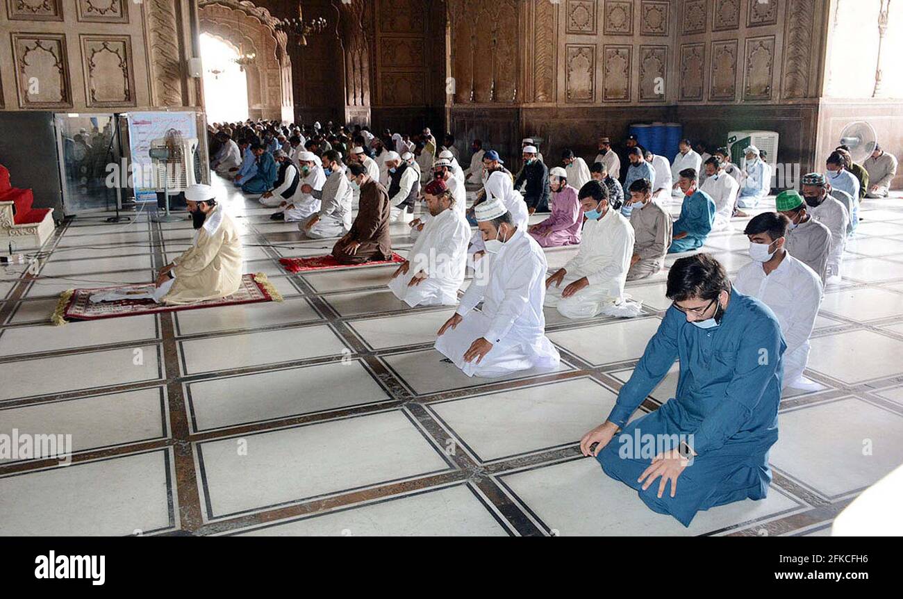 Ruet-e Halal Committee Chairman and Khateeb of Lahore's famous Badshahi ...