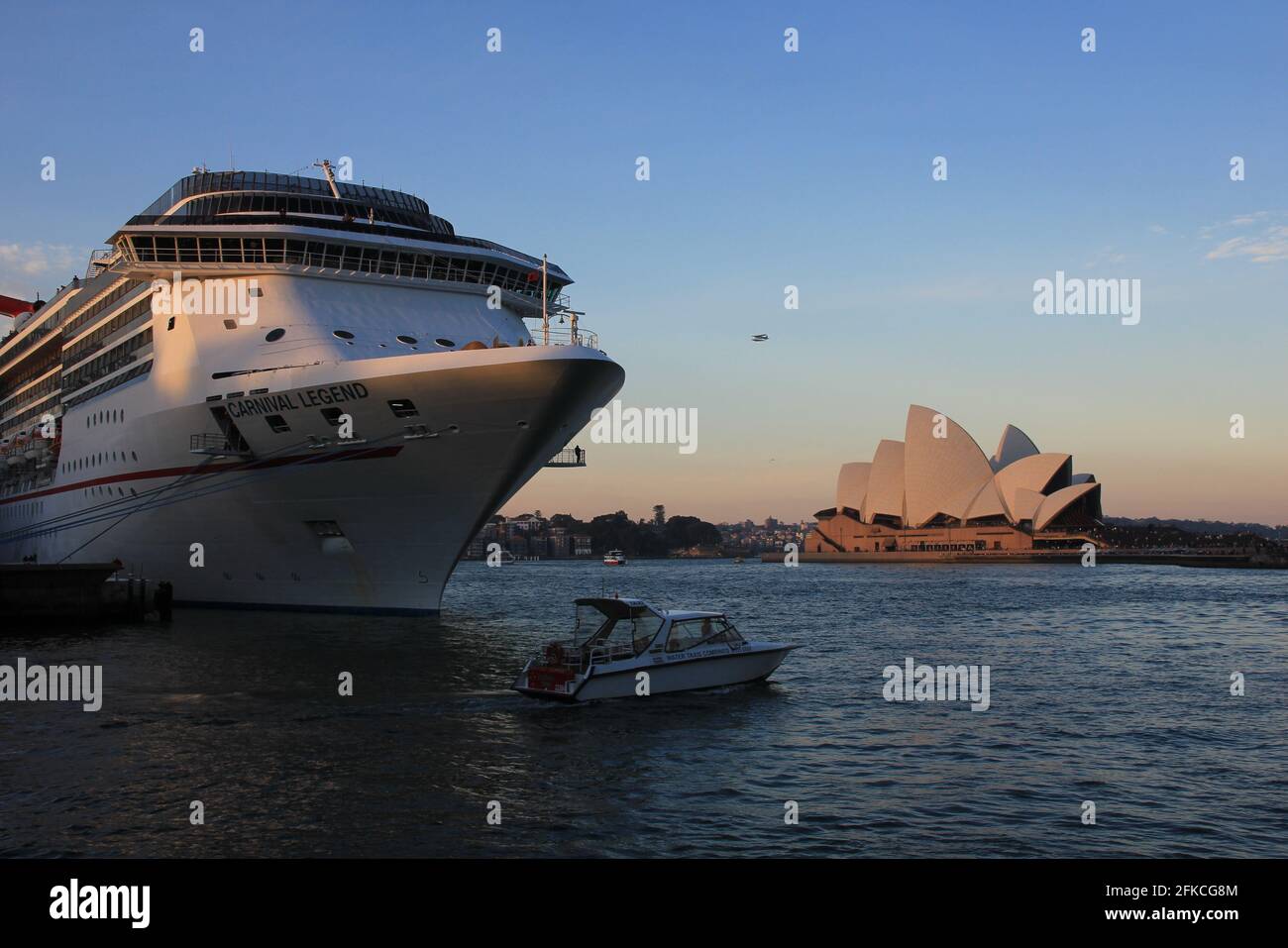 Cruise ship opera house hi-res stock photography and images - Alamy