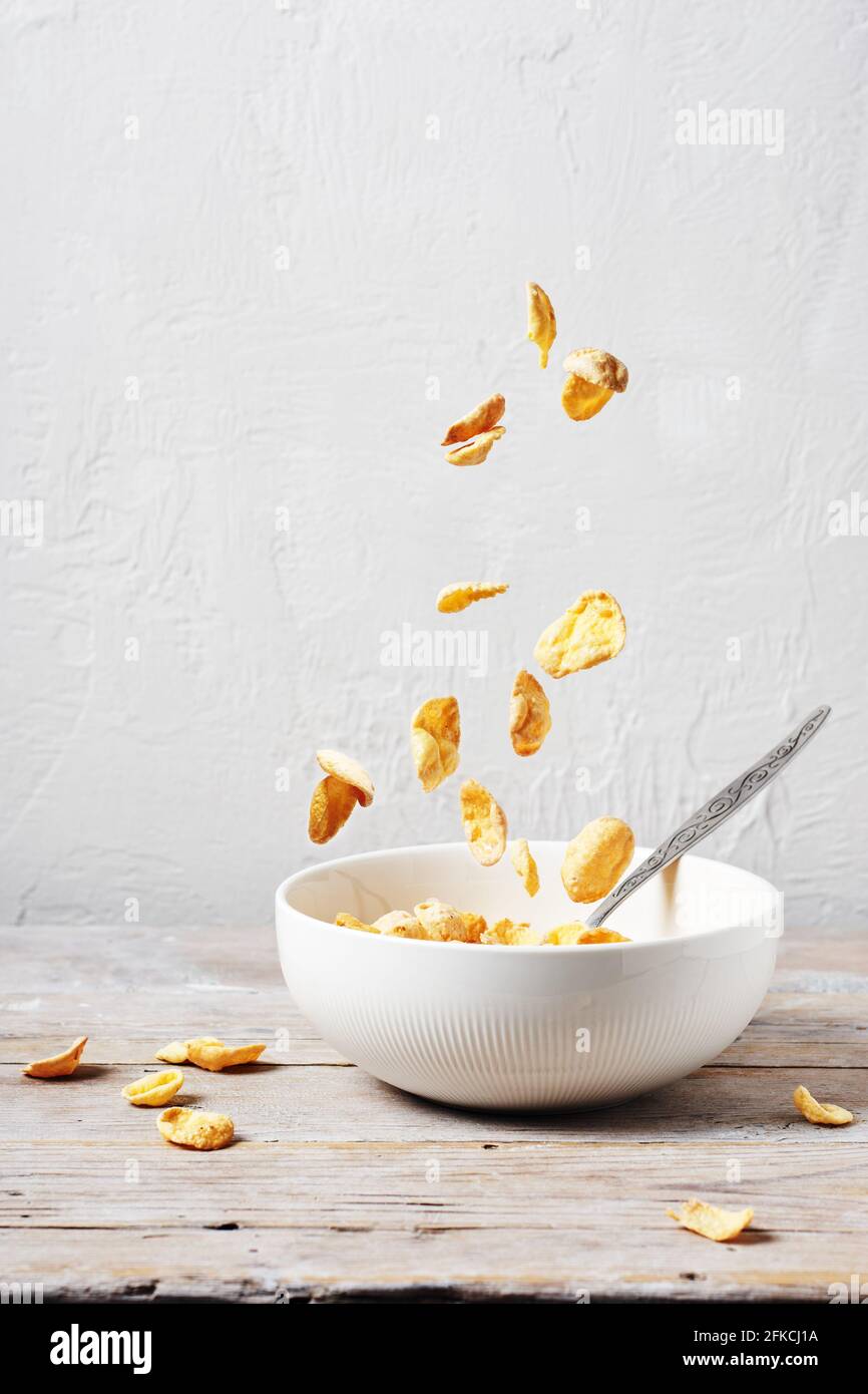 Falling cornflakes into a bowl. Cereal with milk Stock Photo - Alamy