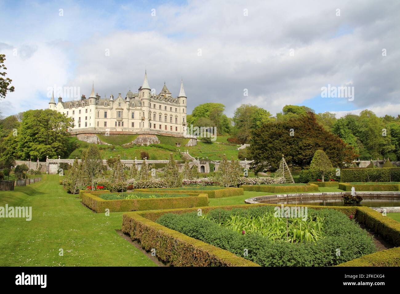 Exterior view dunrobin castle hi-res stock photography and images - Alamy