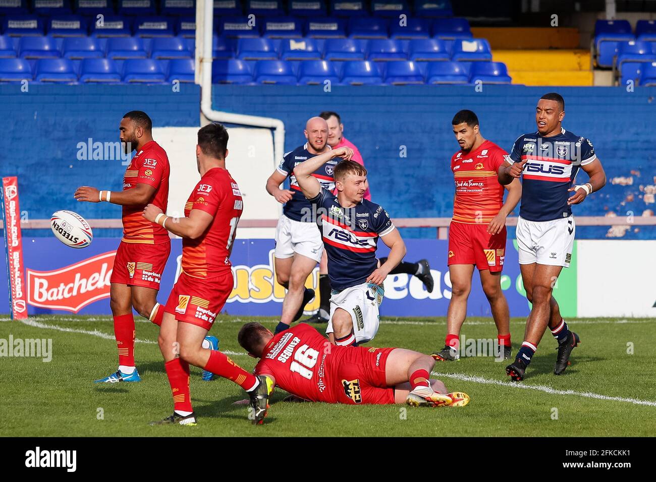 Olly Ashall-Bott (28) of Wakefield Trinity celebrates his try Stock ...