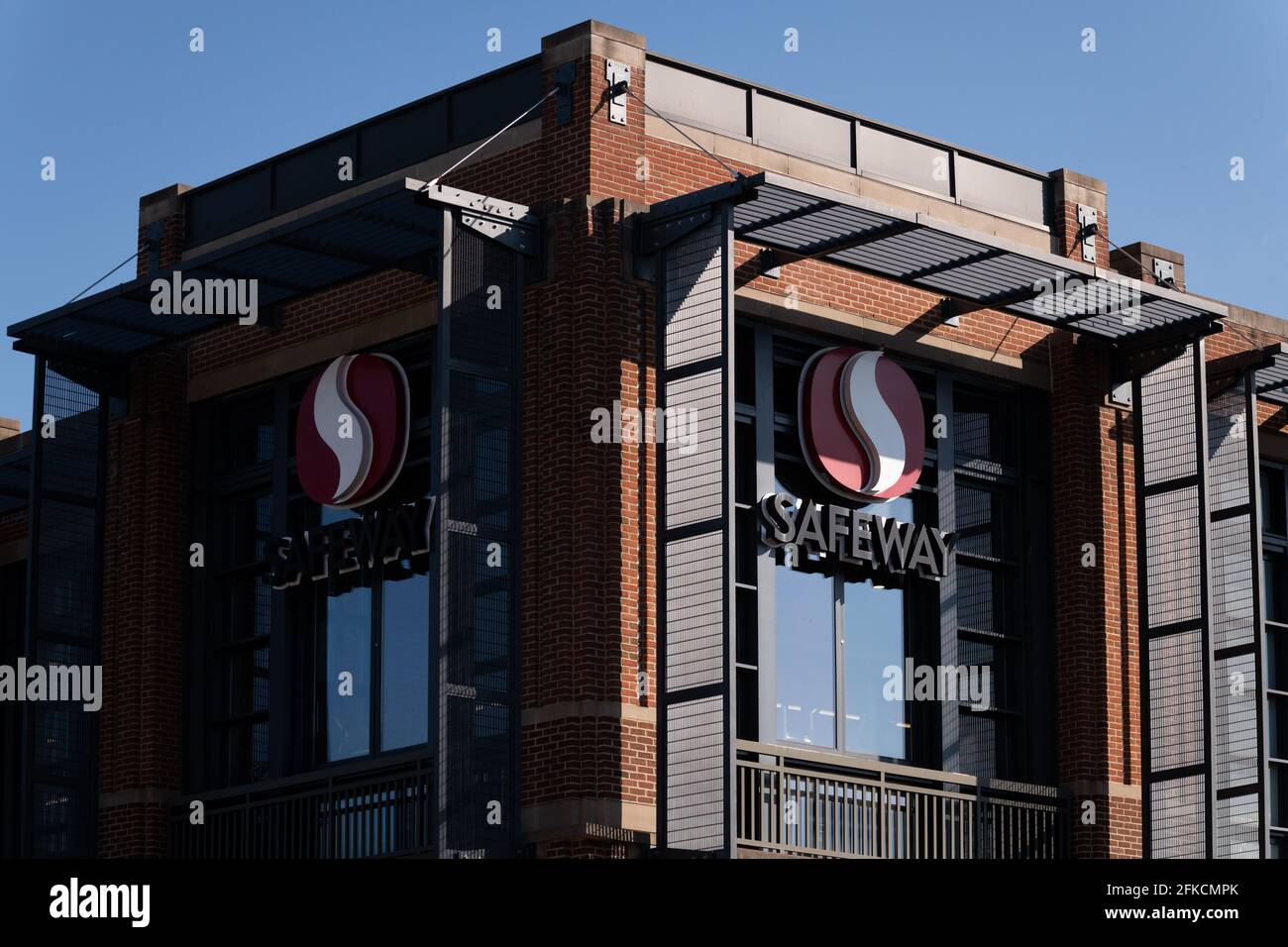 Safeway supermarket logo hi-res stock photography and images - Alamy