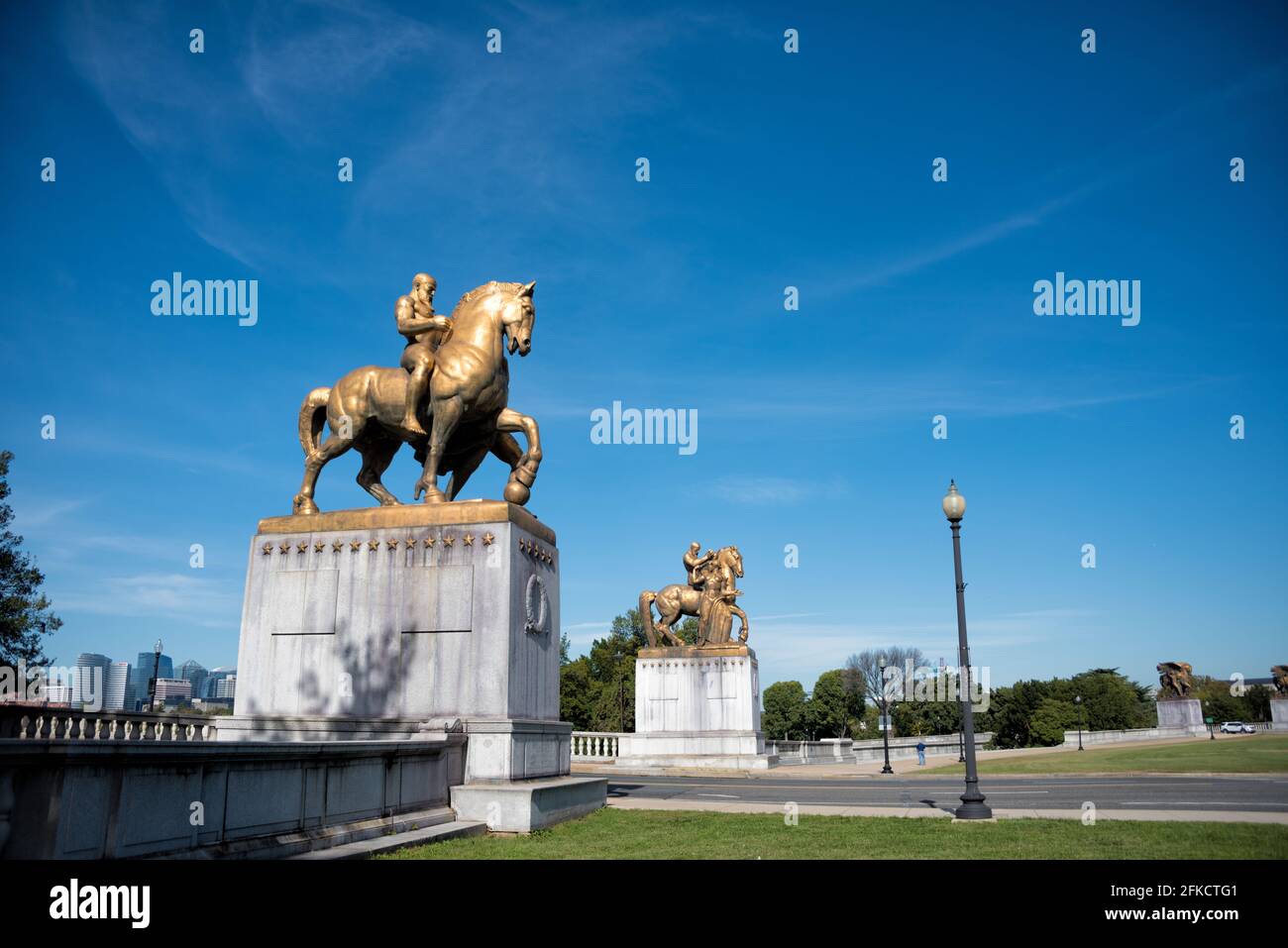 Art deco statues hi-res stock photography and images - Alamy