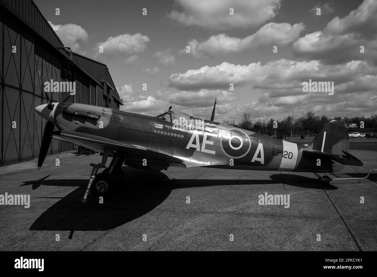 First world war second world war ww1 ww2 memorial Black and White Stock ...