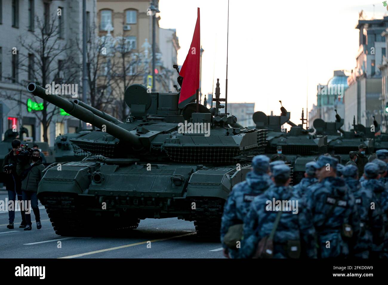 Apri 29, 2021. Moscow, Russia. Military hardware takes part in a night ...