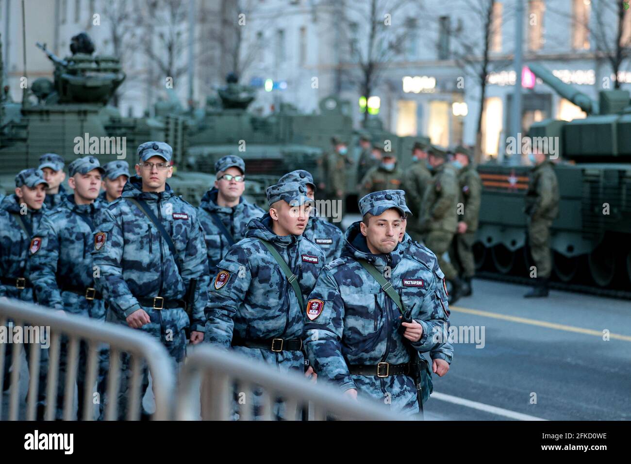 Apri 29, 2021. Moscow, Russia. Military hardware takes part in a night ...
